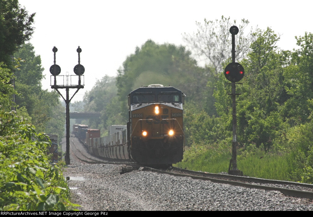 CSX 5400 and train Q036